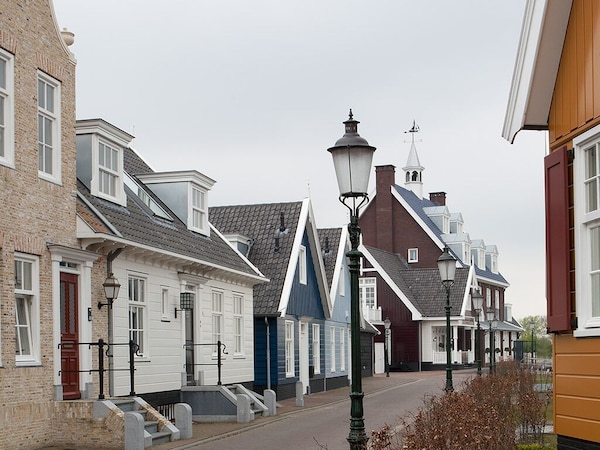 Relaxing Haven Near Tafelbergheide & Huizen Harbor | Local Dining & Landmarks - Bussum