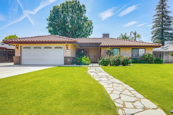 7 Mi To Dtwn: Poolside Paradise In Bakersfield! - Bakersfield, CA