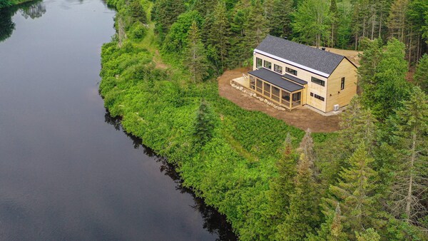 Breathtaking Escape W/ Fireplace, Bbq, Wellness & Soothing Du Loup River View - Shawinigan
