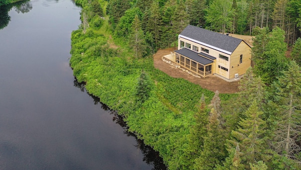 Breathtaking Escape W/ Fireplace, Bbq, Wellness & Soothing Du Loup River View - Shawinigan