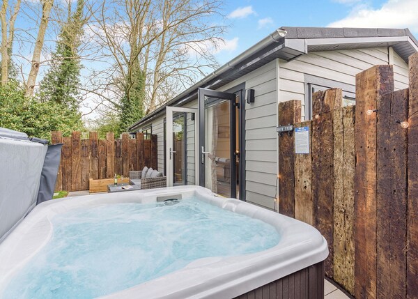 Our One Bedroom, Ensuite Bathroom Luxury Lodge With Stylish And Luxurious Interior To Enjoy. - Cotswolds