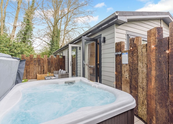 Our One Bedroom, Ensuite Bathroom Luxury Lodge With Stylish And Luxurious Interior To Enjoy. - Cotswolds