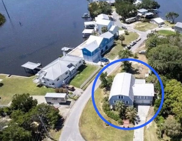 Spacious 5-bedroom Beautiful Water View Home With Private Boat Dock! - Crystal River, FL