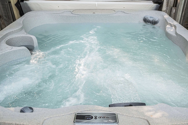 Central Family Oasis, With Hot Tub & Fenced Yard! - Omaha, NE