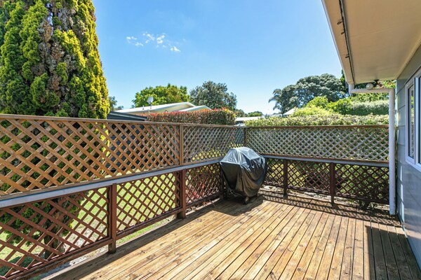 Classic 2br Whiritoa Bach + Sleepout  Walk To Beach, Lagoon, And Scenic Trails - Whangamatā