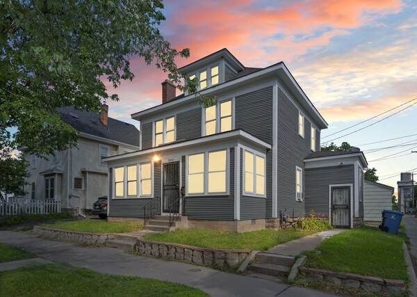 Uptown Classic 5br Comfort Near Lake Path - Plymouth, MN