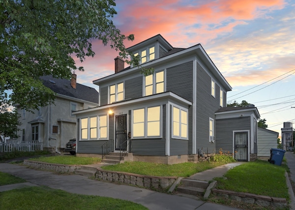 Uptown Classic 5br Comfort Near Lake Path - Plymouth, MN