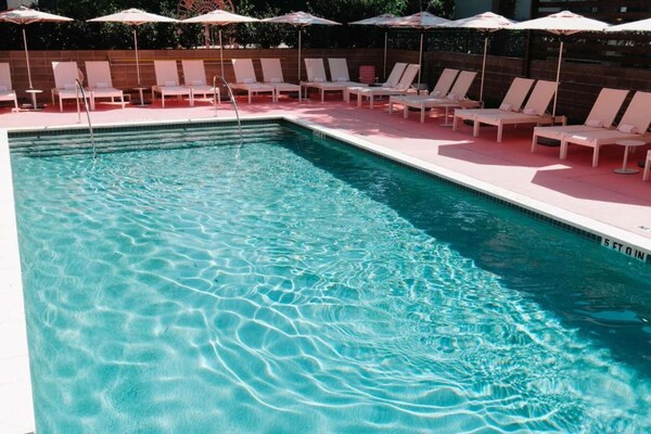 Charming Downtown Stay | Sightseeing. Pool - Austin