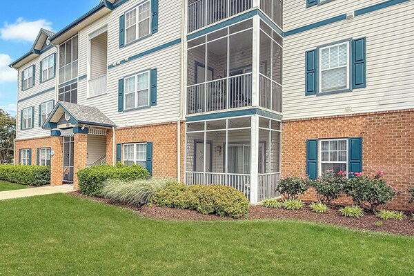 ** 3 Night Rentals Available ** Beautifully Decorated First Floor Condo In Five Points! - Lewes, DE