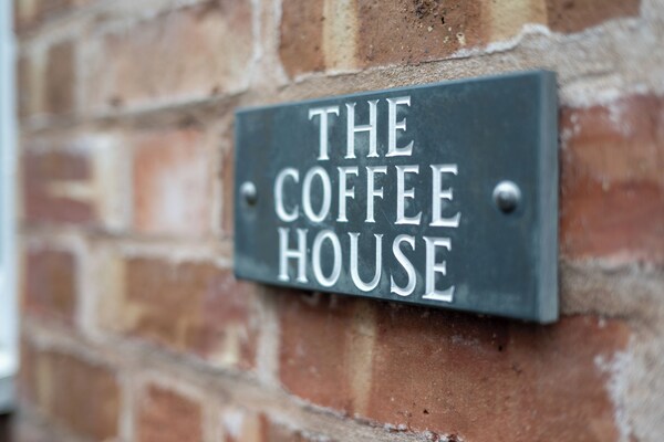 Historic Townhouse With Secure Parking - Shrewsbury