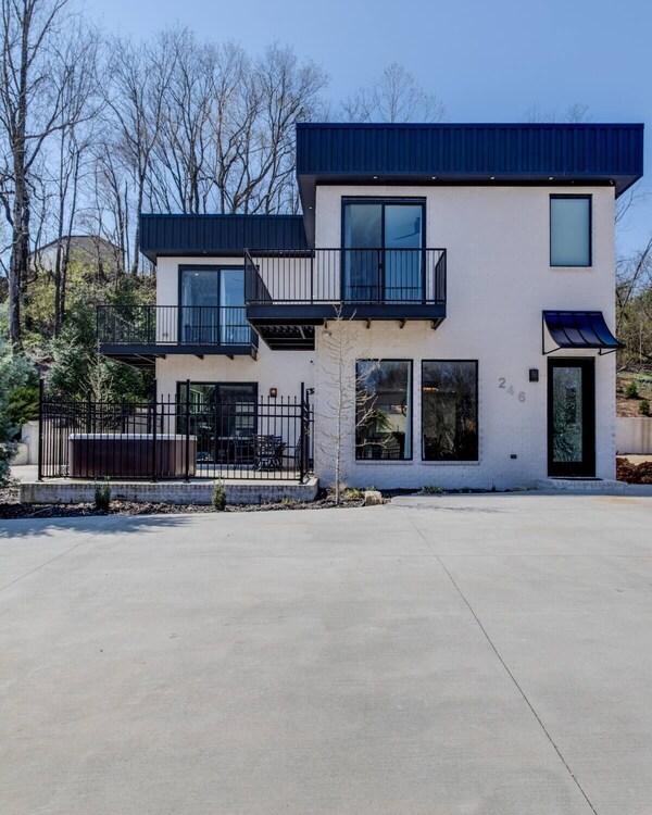 Olive Branch Villa By The River - McMinnville, TN