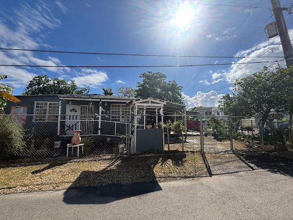 3-bedroom House In Fabulous Vega Baja With Wifi, Ac, Minute From The Beach. - Manatí