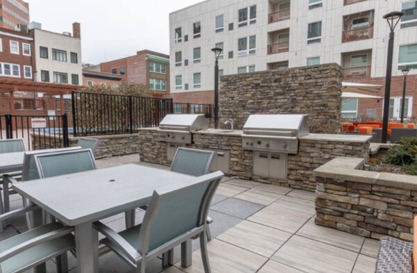 Modern Downtown Condo  Walkable + Pool & Gym - Wilmington, DE