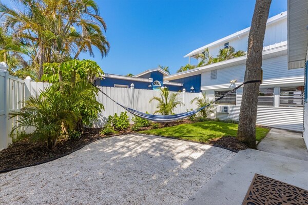 Cozy Barefoot Bungalow: Steps To Bayfront Park & Bean Point, Pet-friendly! - Anna Maria, FL