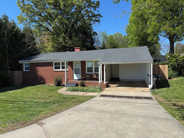 3-bedroom House In Charming Winston-salem With Wifi And Ac! - Wake Forest University, Winston-Salem