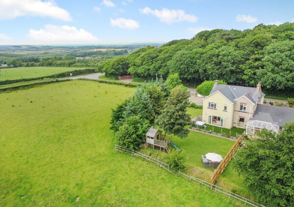 Crossbury House - Four Bedroom House, Sleeps 8 - North Devon District