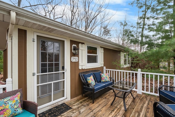 "Cozy Cottages" Brown Cottage Hot Tub/town! - Saugatuck, MI