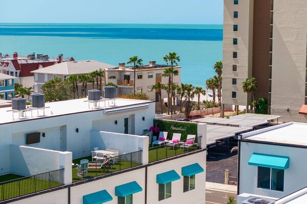 Beachside Bliss | Rooftop Gulf Views & Fun Vibes - Treasure Island, FL