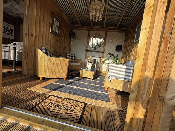 Luxury Cabin Coastal Luxury: With Private Deck - Ebb & Flow Getaway - Saltash
