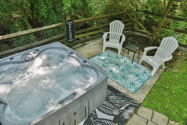 Asheville Creekside, 15 Mins 2 Downtown, Hot Tub/fire Pit /Fenced Yard For Dogs! - Weaverville, NC