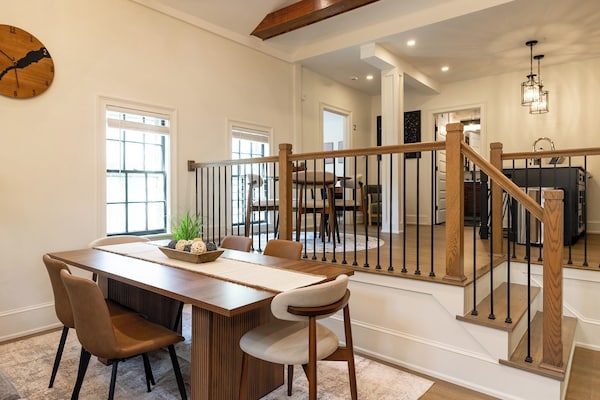 Full House · Huge 6br 3bath Retreat On College Hill. Rare Find! - Rhode Island