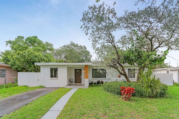 Charming 4br Oasis With Saltwater Pool & Parking - Miramar, FL