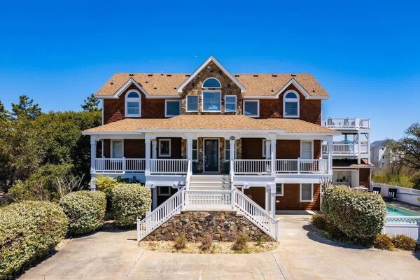 Sleeps 19, Ocean Views & 4-min Walk To The Beach - Corolla, NC