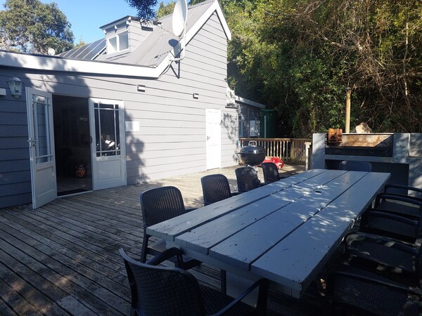 Lagoon-front 8-sleeper Off-grid Escape Holiday Home + Boat Mooring - Knysna