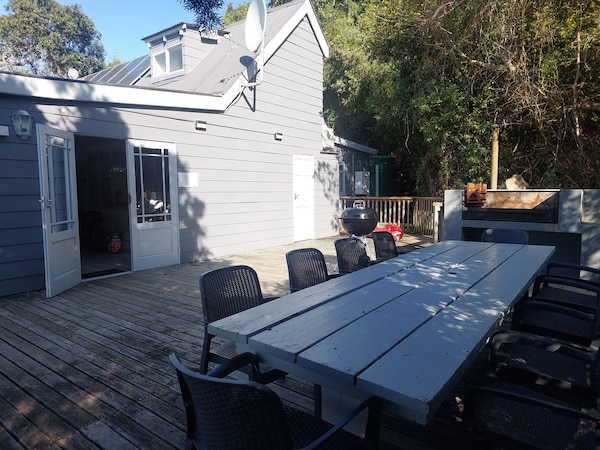 Lagoon-front 8-sleeper Off-grid Escape Holiday Home + Boat Mooring - Knysna