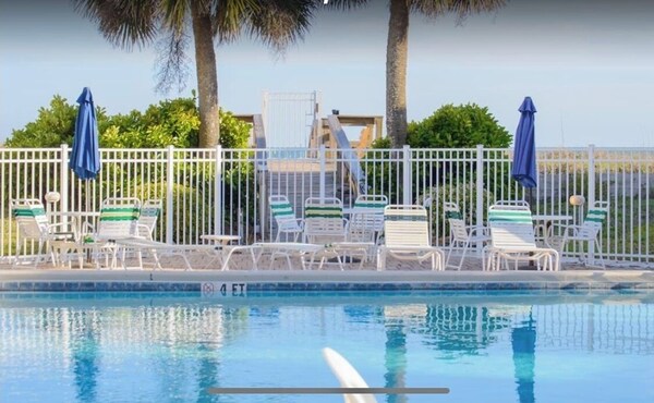 Book 6 Nights, Get 7th Free For Remaining 2025 Dates! 2-bedroom Gulf Front Sgi - Apalachicola, FL