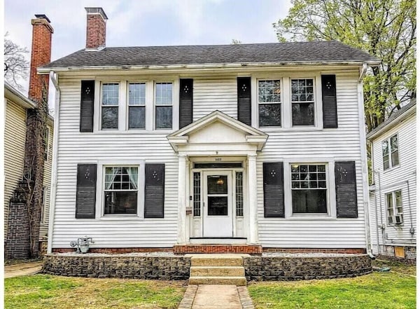 Historic Charming 4br On The Westend Near Millikin - Mount Zion, IL
