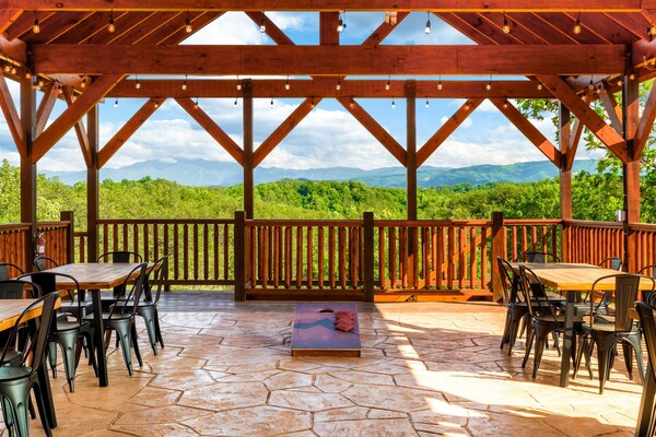 New 8br Cabin | Heated Pool, Hot Tub, Views - Sevierville, TN