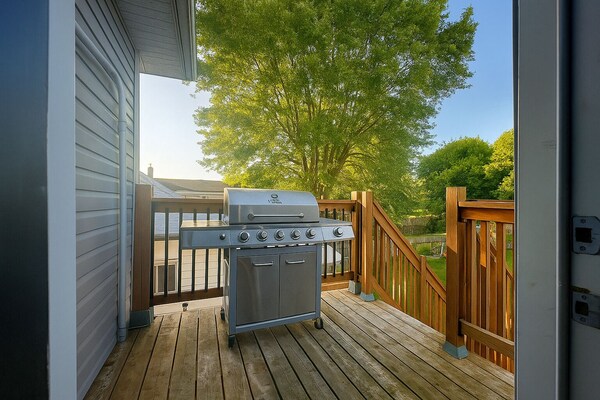 Stylish 2br / Yard + Gourmet Kitchen/75tv + Bbq - Cornwall, ON, Canada