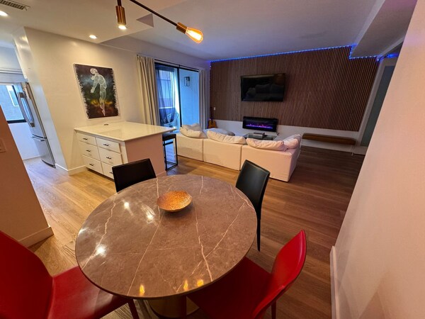 Posh Hollywood High Rise 2bd With Pool - Windsor Square - Los Angeles