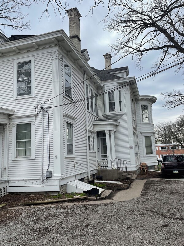 Charming Apartment In Historic Mansion In Davenport. - Davenport, IA