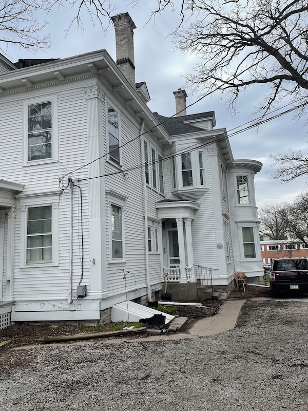 Charming Apartment In Historic Mansion In Davenport. - Davenport, IA