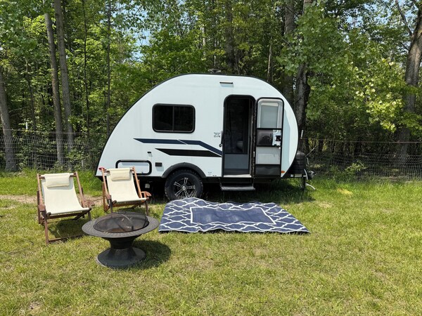 3 Miles From The Beach! 1/2 Mile From Kayaking. Shower, Ac, Hiking, Hobby Farm - South Haven, MI