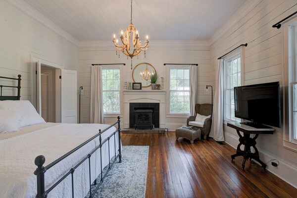 Historic Oakland House -Beautifully Restored 1820s Farmhouse 4 Beds With Pool - Newberry, SC