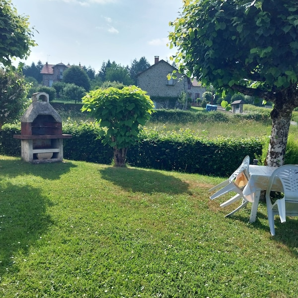 Gite\nmaison Individuelle 6 Couchages\nanimal Domestique Accepté\nwifi \Nlac 10mn - Cantal