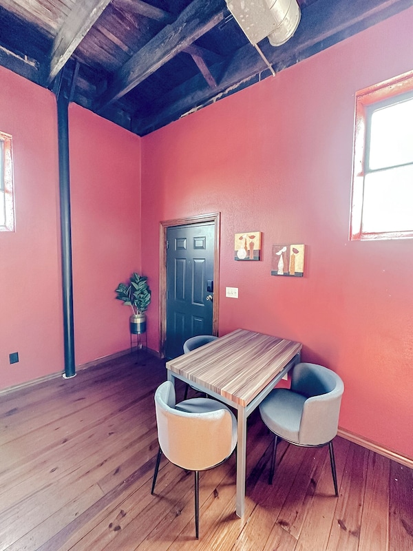 Sleepover Extraordinary 2bd/1ba + Parking - Downtown Springfield - Springfield, MO