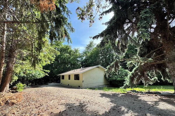 Cozy 2br Guesthouse In Quiet Penticton  Private Deck, Patio & Bbq - Penticton