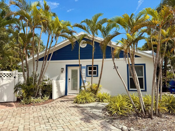 Kokomo  Cozy Coastal Cottage Just Steps From The Beach - Holmes Beach, FL