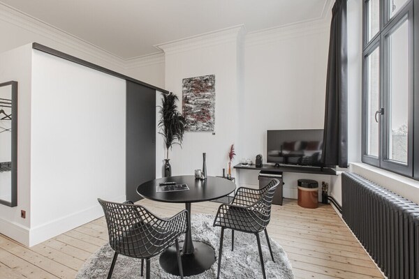 Elegant Room With Private Bathroom In Historic House - City Center - Brujas