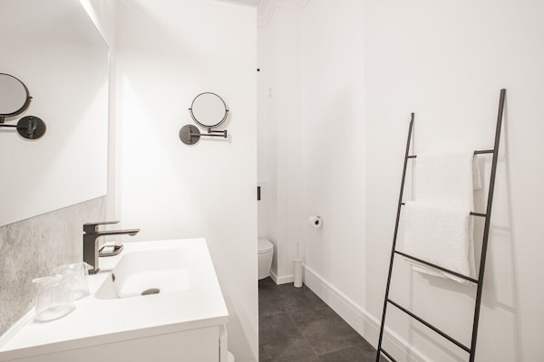 Elegant Room With Private Bathroom In Historic House - City Center - Damme, Belgique