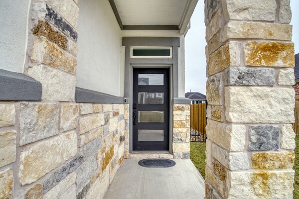 Luxury Lofthouse 4-bedroom With Games/baby Crib/and Free Parking Space - Buda, TX