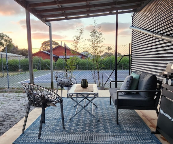 Club Room Luxury Conversion With Full Tennis Court - Pet Friendly - Albany