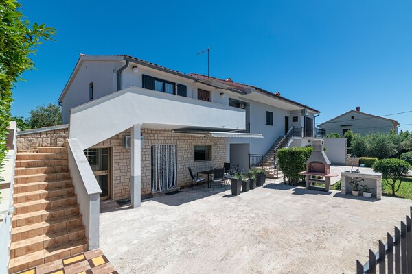 Appartement De Deux Chambres Avec La Terrasse Peruski, Marcana (A-24578-a) - Rakalj