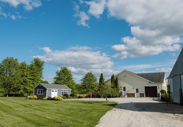 Sleeps 8, Country Stay, Peaceful, Pond - Lake Erie, PA