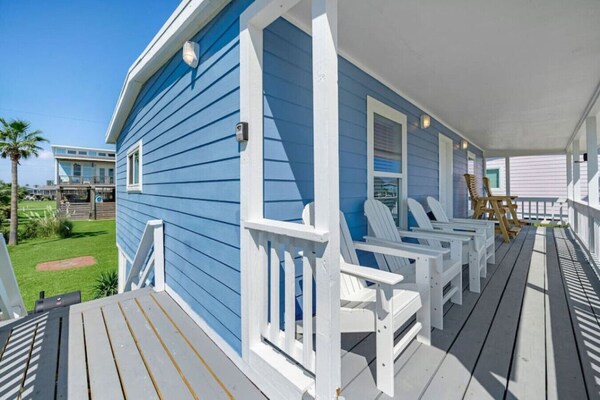 Cozy Beach Bungalow W/ Large Yard, Steps To Ocean - Galveston, TX