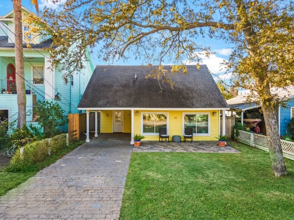 Charming Cottage Near Kemah Boardwalk - Seabrook, TX